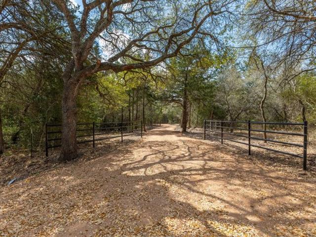 1956 Baca Loop, Flatonia, TX 78941