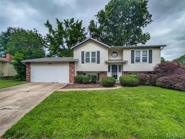 1957 Tealwood Cove Dr, Florissant, MO 63031