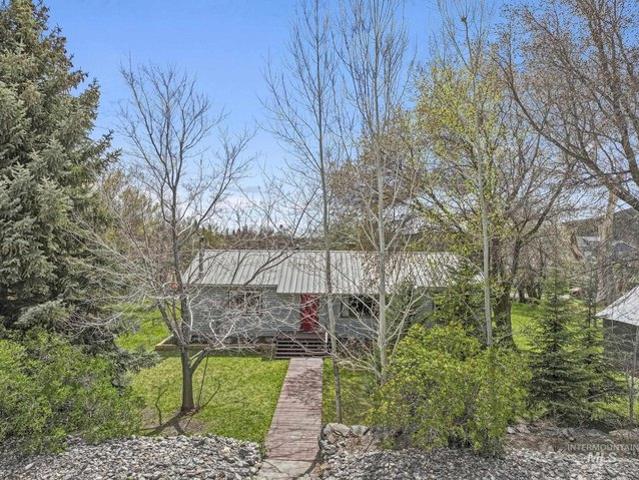 19591 Queens Crown Rd, Carey, ID 83320