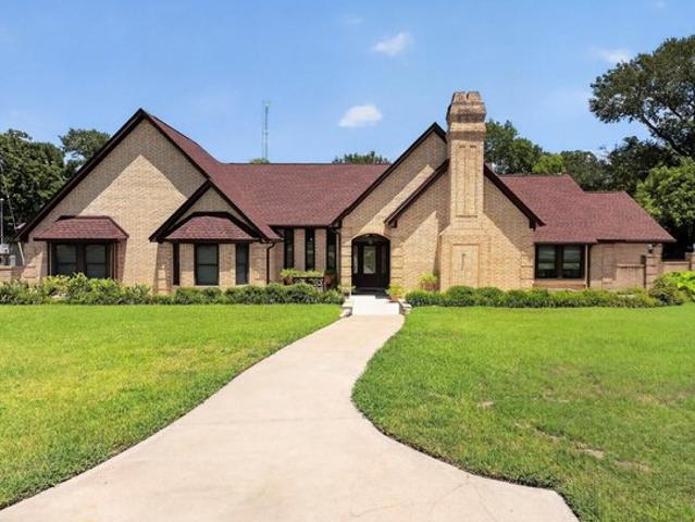 1950 Country Club Rd, Brenham, TX 77833