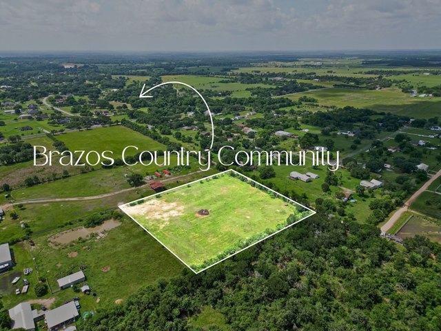 1952 Beverly Ln, Sealy, TX 77474