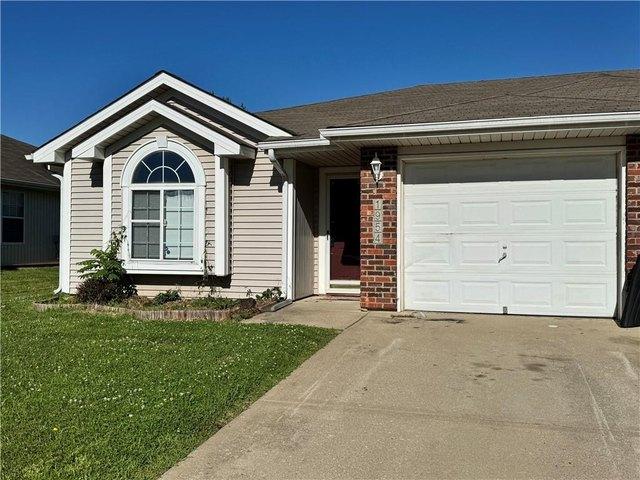 1952 S Powahatan Ct, Independence, MO 64057