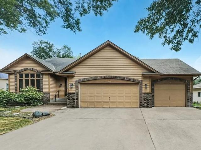 1952 118th Ln NE, Blaine, MN 55449