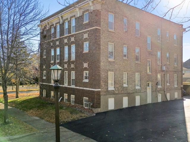 195 Lexington Parkway N