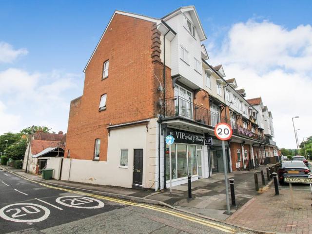 195 Lynchford Road, Farnborough. 1 bed apartment to rent £1,000 pcm £231 pw