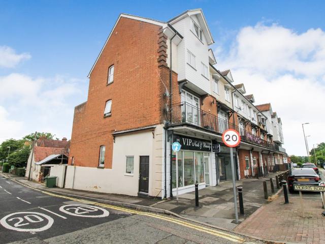 195 Lynchford Road, Farnborough, Hampshire GU14, 1 bed flat to rent, £1,000 pcm | PrimeLocation
