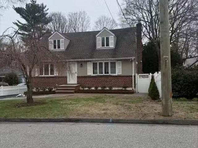 195 W 22nd Street, Huntington, NY 11743