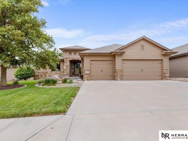 19611 Brookside Ln, Gretna, NE 68028