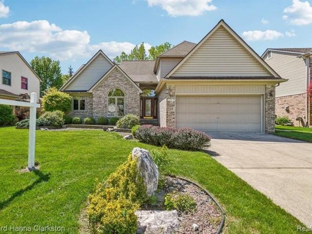 19618 Shorecrest Dr, Clinton Township, MI 48038