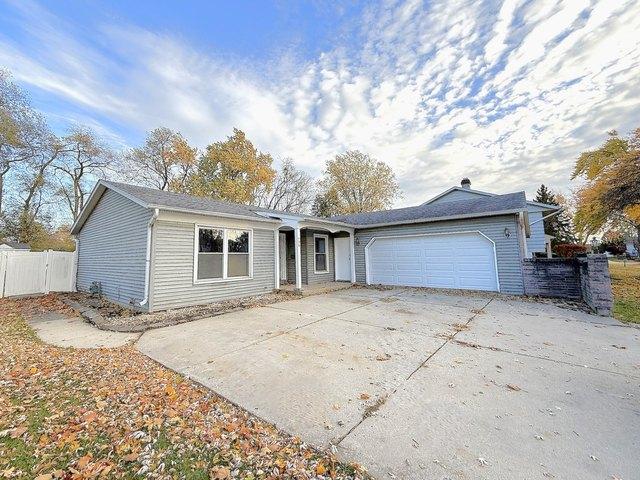 196 Green Ct, Streamwood, IL 60107