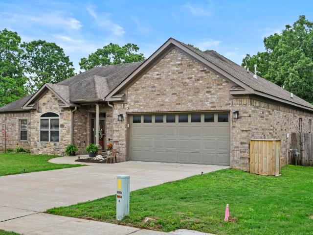 196 Forest Oak Drive