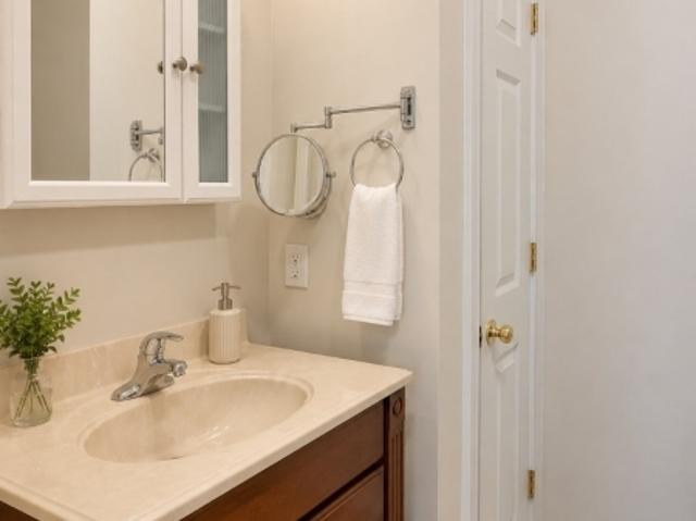 196 Franklin Ave # 2