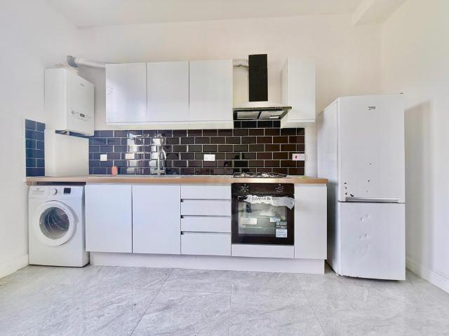 196 Munster Road, SW6 6AU 2 bed flat to rent £2,200 pcm £508 pw