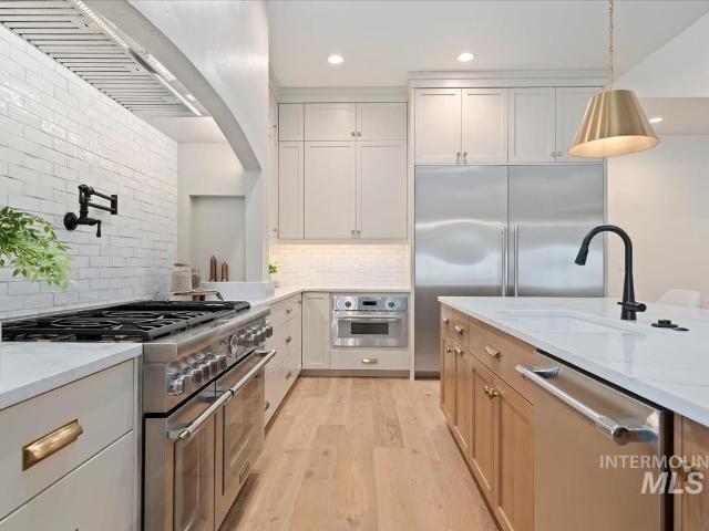 196 N Timber Wolf Pl