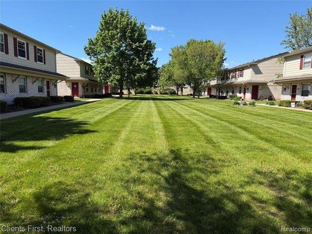 196 Princeton Dr, South Lyon, MI 48178