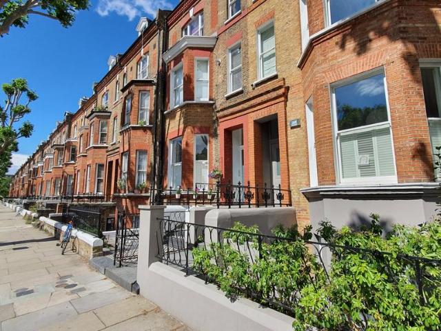 196 Randolph Avenue, W9 1PE 1 bed flat to rent £1,800 pcm £415 pw