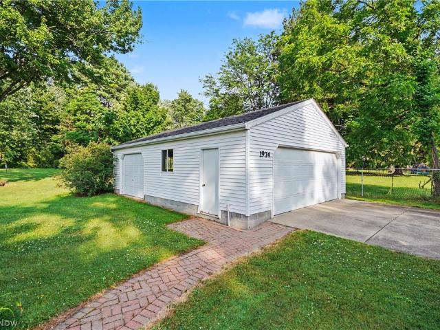 1974 Silver Fox Lane NE