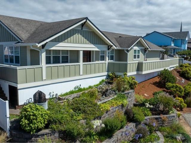 1975 Cleveland St, North Bend, OR 97459