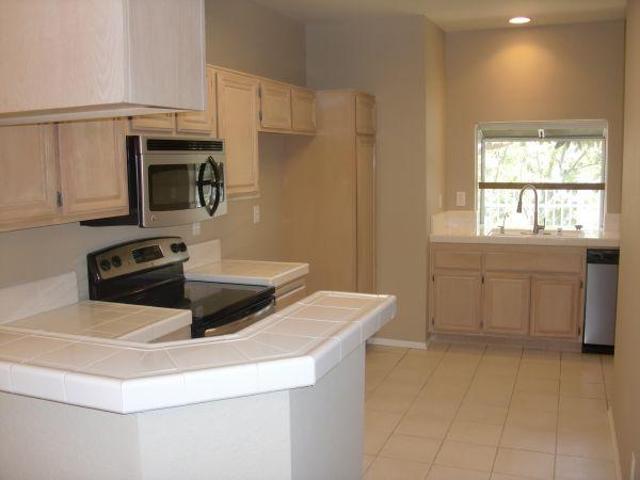 $1975 / 2br 1244ft² 2bd/3ba Shadow Ridge Townhome. New carpet, paint, appliances. Oak Park