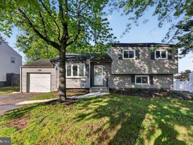 1976 Arena Dr, Hamilton, NJ 08610