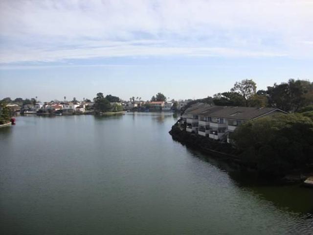 $1978 / 1br 550ft² Bright Top Floor One Bedroom w/ Washer/ Dryer. Private Balcony
