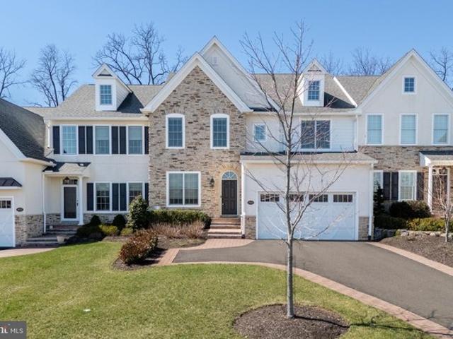 1970 Carriage Knoll Dr, Bethlehem, PA 18015