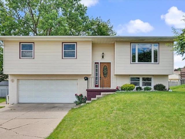 1971 Lagen St, Dubuque, IA 52002