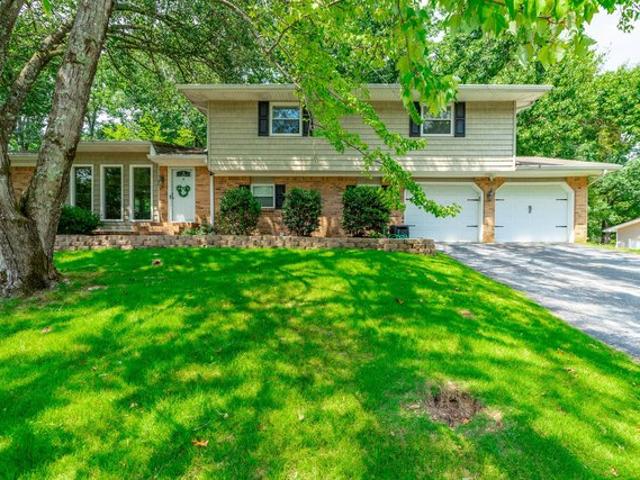 1973 Warwickshire Dr, Soddy Daisy, TN 37379