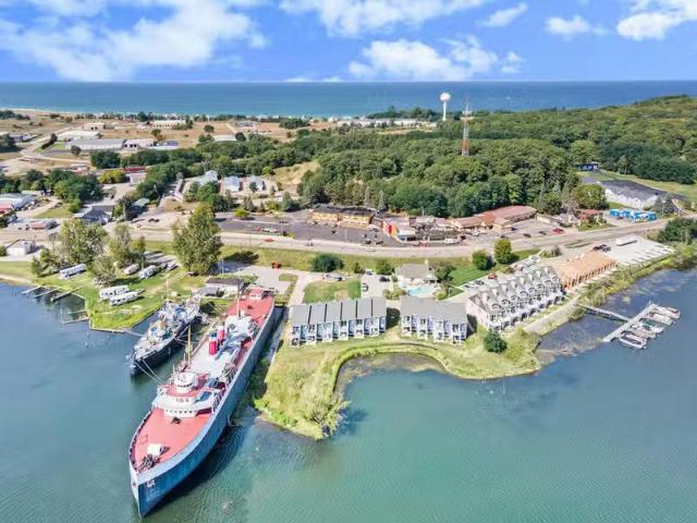 197 JOSLIN COVE DR, MANISTEE, MI 49660 Condo/Townhome For Sale.