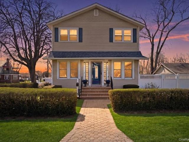 197 S 4th St, Lindenhurst, NY 11757