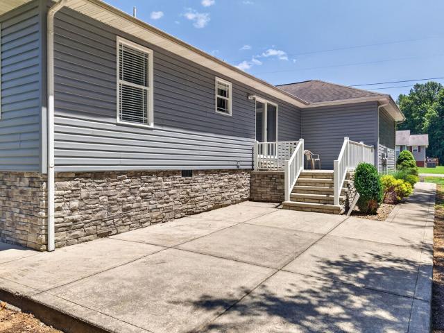 197 Rustling Oaks Dr