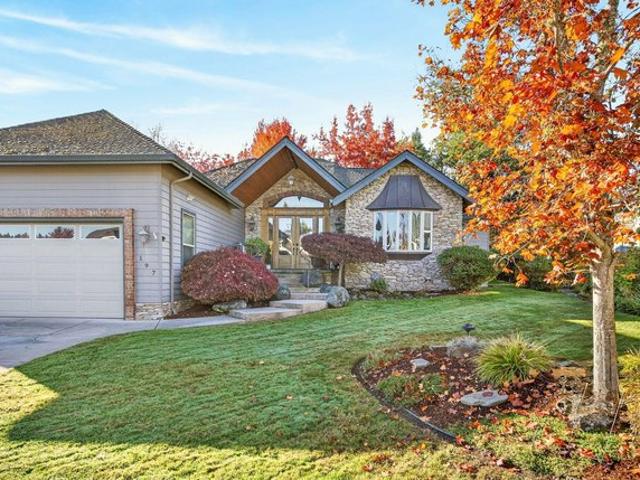 197 Whispering Dr, Grants Pass, OR 97527