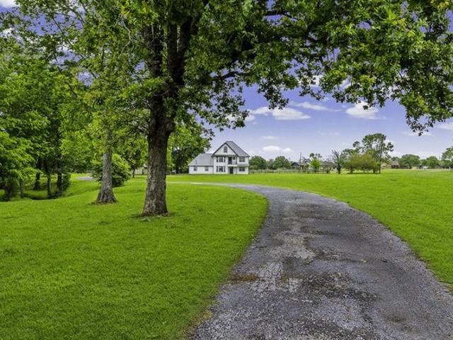 1985 Eastridge Ln, Madisonville, TX 77864