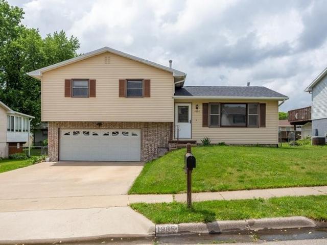 1985 Lagen St, Dubuque, IA 52002