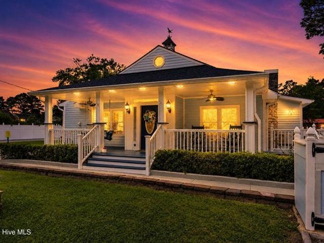 1988 W Lake Shore Dr, Wilmington, NC 28401