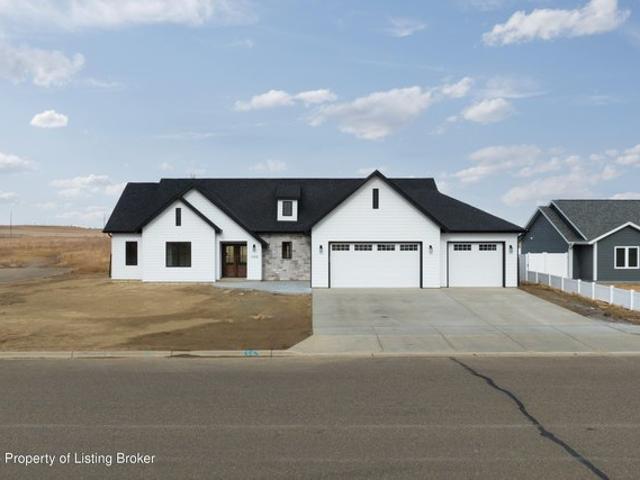 1988 Wahl St, Dickinson, ND 58601