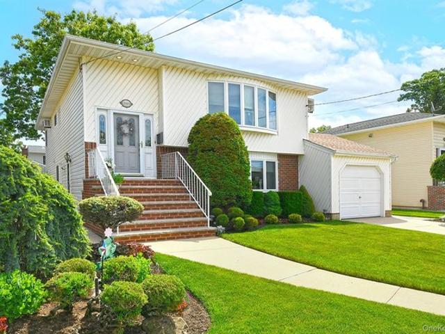 1989 Charles St, Bellmore, NY 11710
