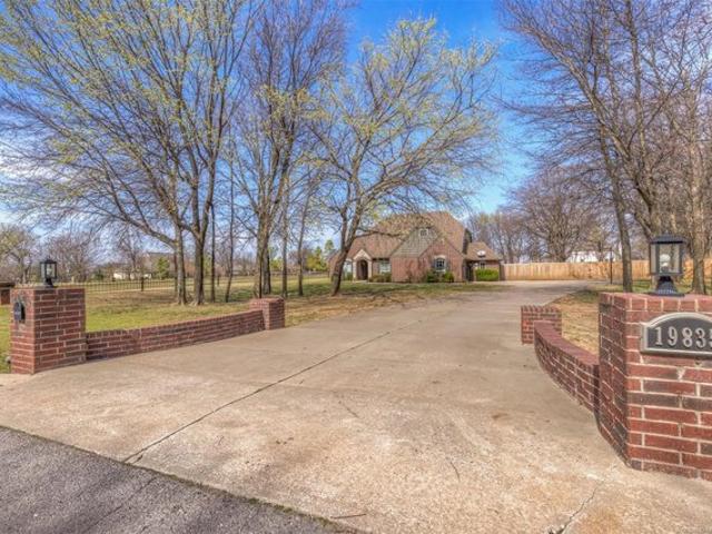 19835 E Redbud Dr, Owasso, OK 74055