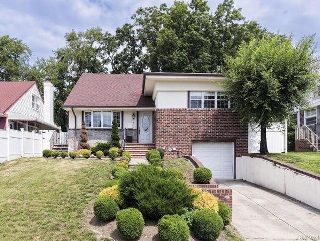 198 31 Pompeii Ave, Hollis, NY 11423