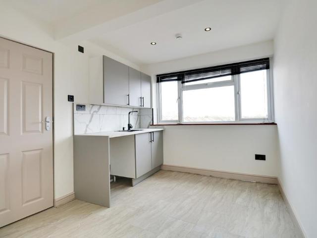 198 Halfway Street, Kent DA15 1 bed flat to rent £1,050 pcm £242 pw