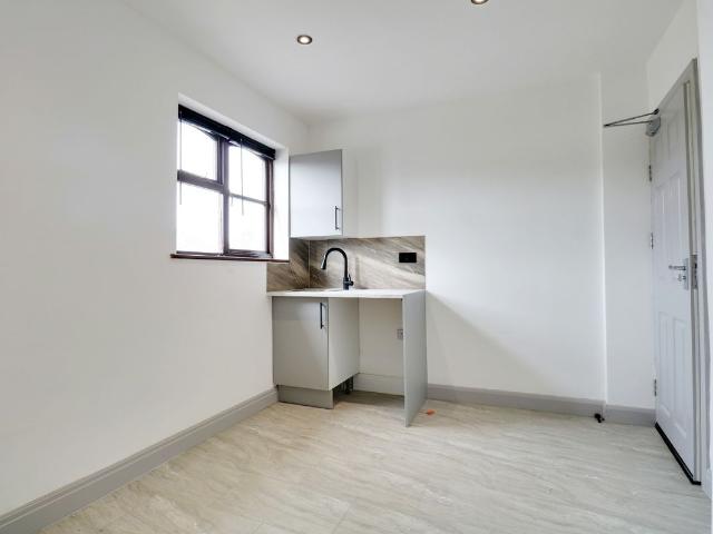 198 Halfway Street, Sidcup, Kent DA15, Room to rent, £1,000 pcm | PrimeLocation