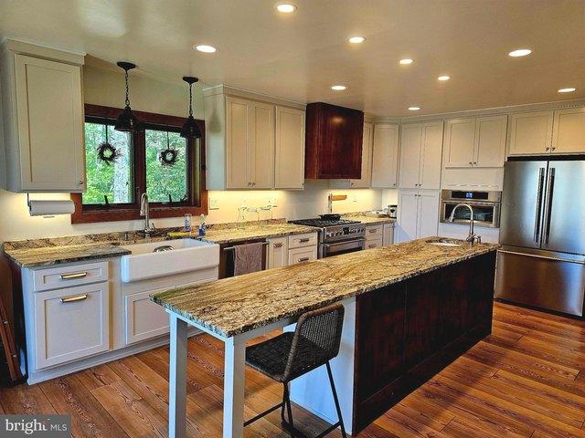 198 Hemlock Dr, Roseland, VA 22967
