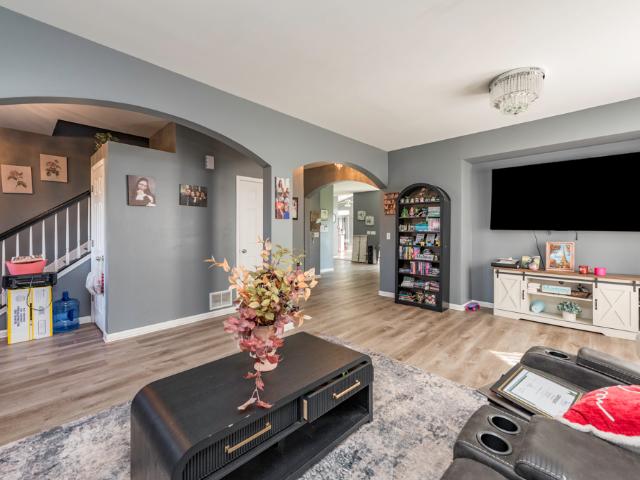 1995 W Meadowview Drive