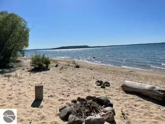1996 ISLAND VIEW RD, TRAVERSE CITY, MI 49686 Single Family Res.