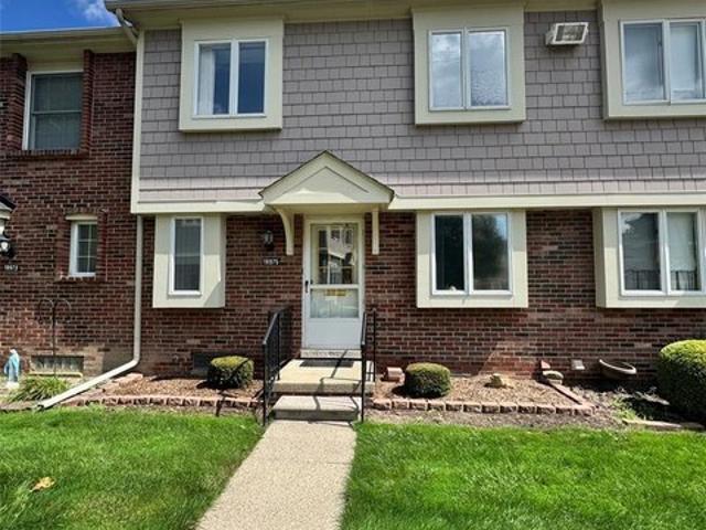 19975 S Great Oaks Cir, Clinton Township, MI 48036