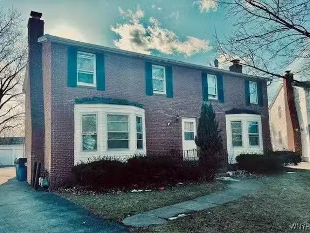 199 Fairgreen Drive, Right, Amherst, NY 14228