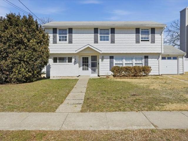 199 N Delaware Ave, Massapequa, NY 11758