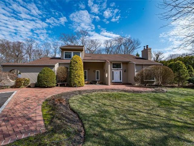 19 Tamara Ct, Melville, NY 11747