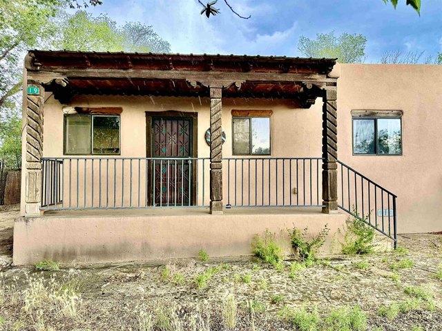 19 Valerio Rd, Ranchos de Taos, NM 87557
