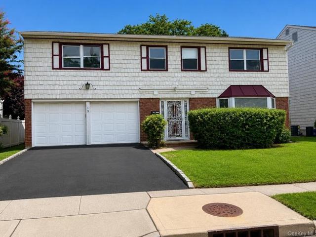 19 Valley Greens Dr, Valley Stream, NY 11581